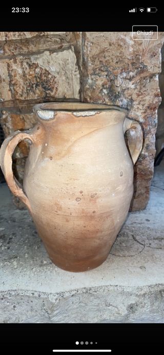 Brocca antica in terracotta grezza
