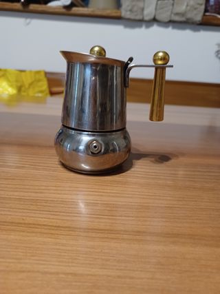Caffettiera con manico in ottone