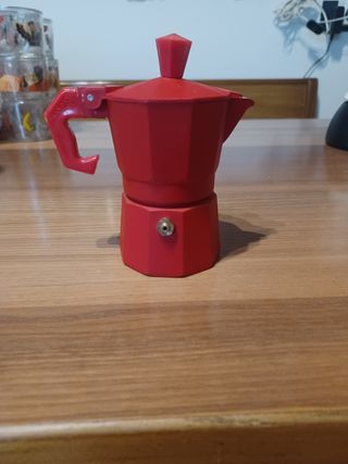caffettiera una tazza rossa
