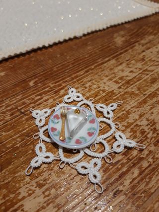 miniatura piattino con fetta di torta.