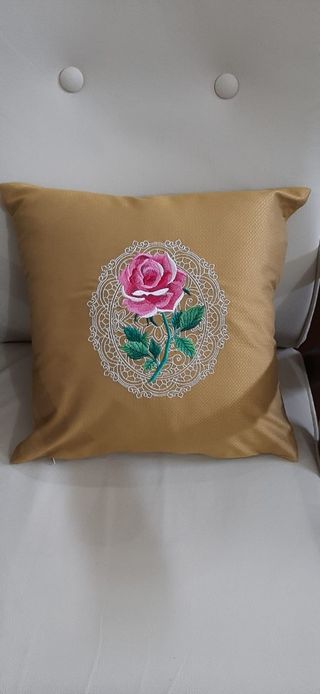cuscino con rosa ricamata