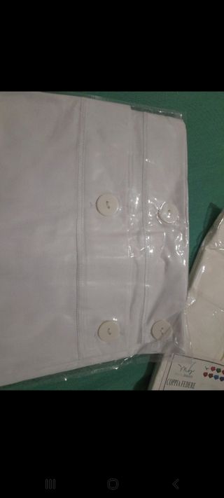 due coppie di federe con bottoni 