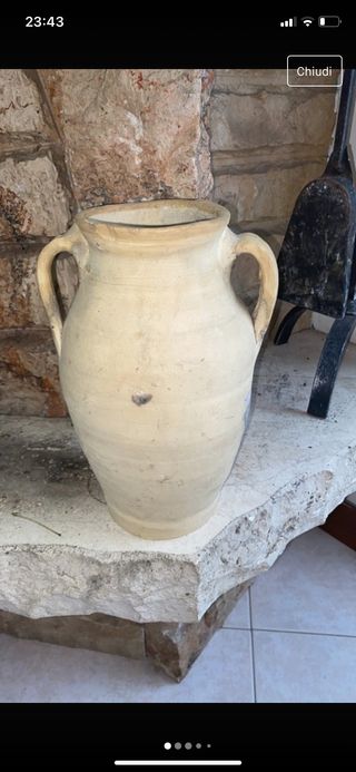 Brocca antica in terracotta grezza