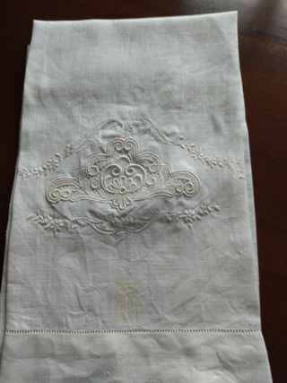 asciugamano bianco in lino con decoro a intarsio