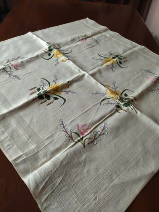 centrotavola in lino con fiori stampati rosa e gia