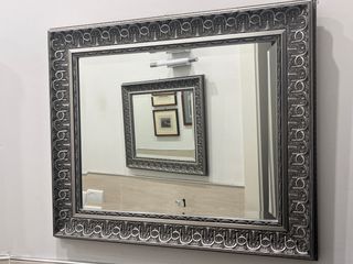 Specchi con cornice decorata 