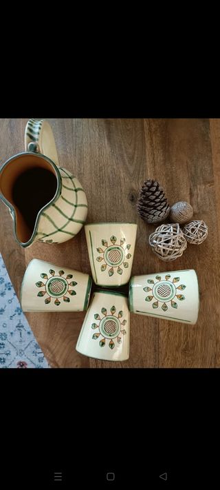 brocca con bicchieri 