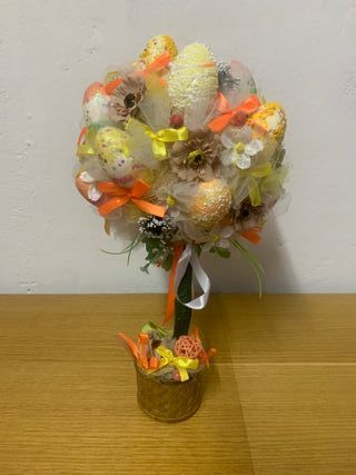 Vaso con uova fatto a mano