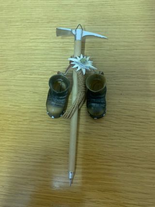 Piccone con scarpone da appendere