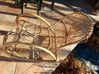 Sedie a dondolo in vimini.