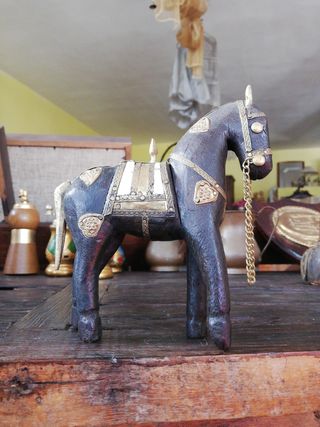 scultura etnica legno, rappresenta un cavallo 