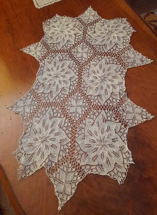 Vecchio centrino fatto a mano 72 cm x 47 cm.