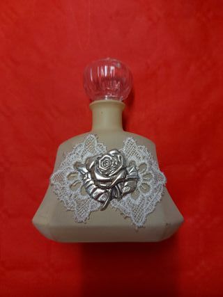 Bottiglia di vetro panna con rosa in argento