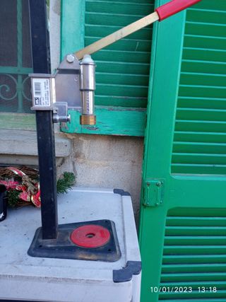 attrezzo per mettere i tappi alle bottiglie 