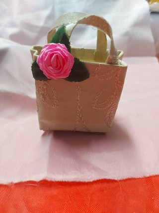 Borsello perlato beige con fiore rosa