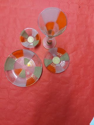 Tris di ciotole con vaso arancione e oro
