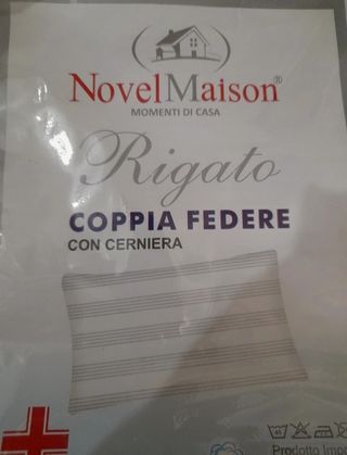 una coppia di federe con cerniera 100% cotone 