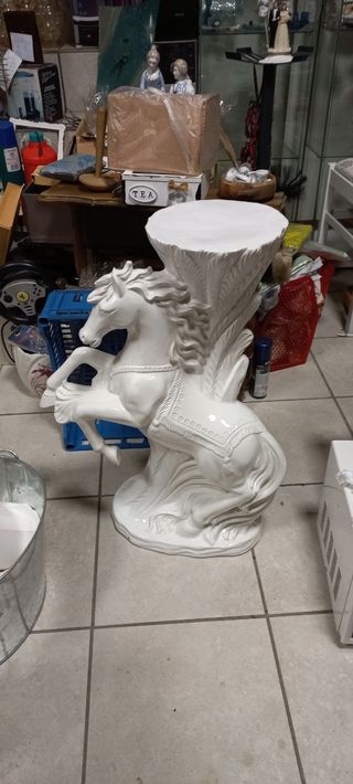 bellissima statua alta ha diversi anni ...