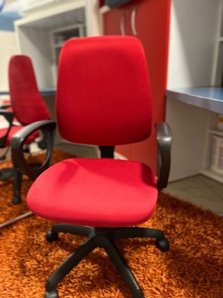 Sedia rotante con pistone