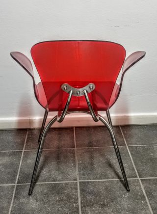 Poltroncina design vintage in metacrilato rosso