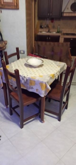 tavola da sei persone con quattro sedie