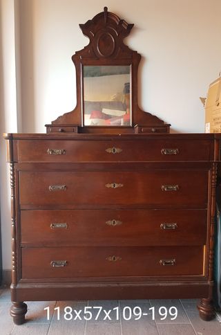 Comò con specchiera. 