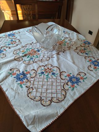 bellissimo copritavolo ricamato a mano
