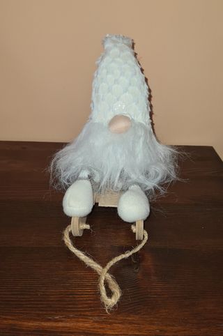 Gnomo su slitta in legno
