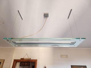 Lampadario in vetro con sospensori in acciaio 