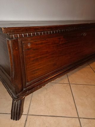 cassa panca in legno massiccio di Noce fine 800