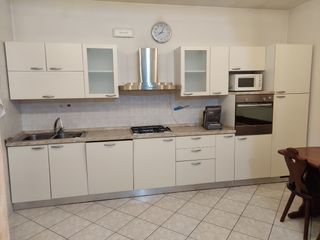 cucina con elettrodomestici