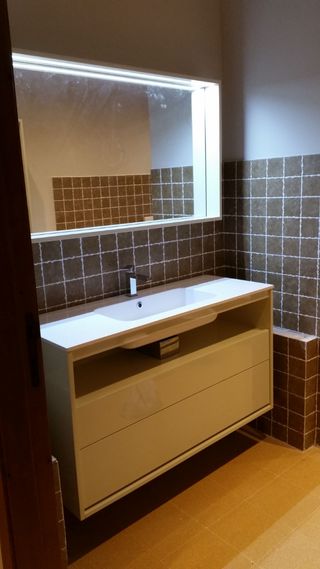 lavabo con cassettone e mobile per bagno