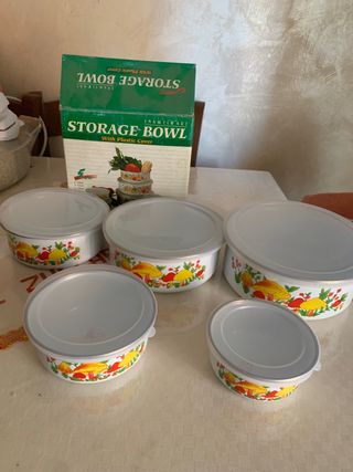 5 contenitori in latta con coperchi