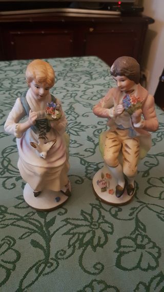 statuine romantiche con fiori 