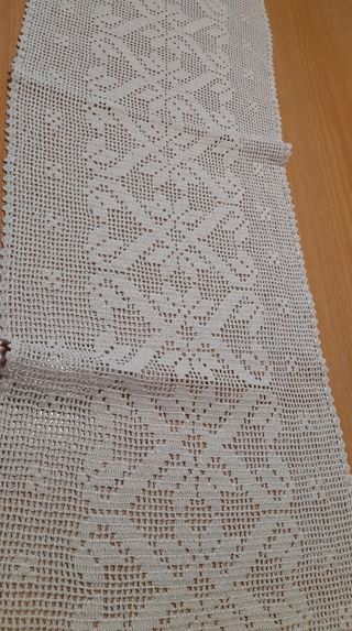 serie di runners o centrotavola fatti ad uncinetto