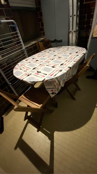 tavolo da giardino in legno con sedie