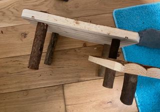 Piattaforma rialzata in legno per roditori