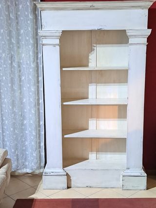 Libreria bianca decapata