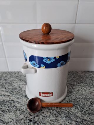 Contenitore per caffè nuovo.