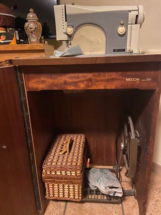 Macchina da cucire necchi