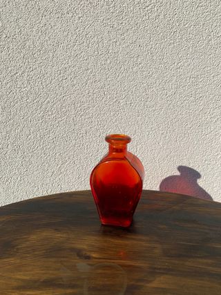 Piccolo vaso in vetro rosso