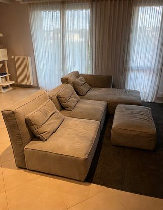 Divano con penisola e pouf