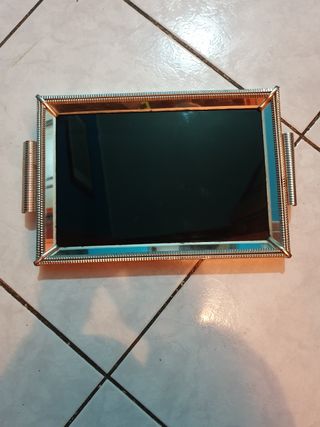 vassoio in metallo e effetto specchio su base di l