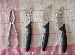 Schiaccianoci e coltelli per pizza