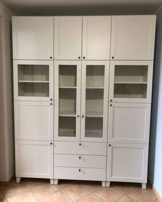 Mobile bianco da soggiorno con vetrina