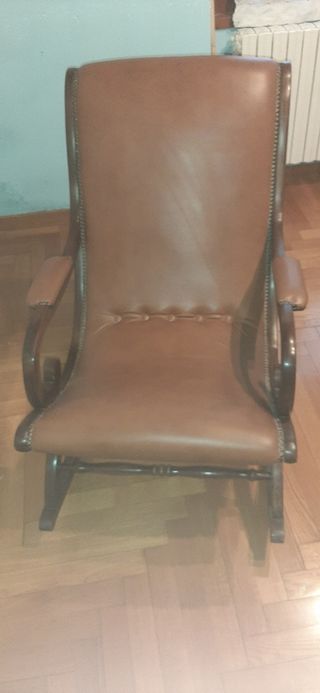 sedia a dondolo in pelle marrone 