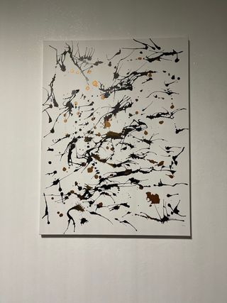 Tela con dipinto astratto