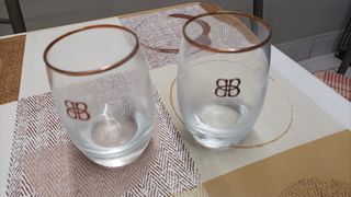 2 bicchieri in vetro con definizioni in oro