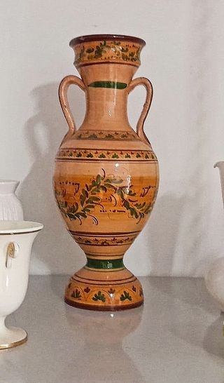 Anfora antica biansata in terracotta