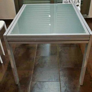 tavolo in metallo bianco con piano vetro temprato 